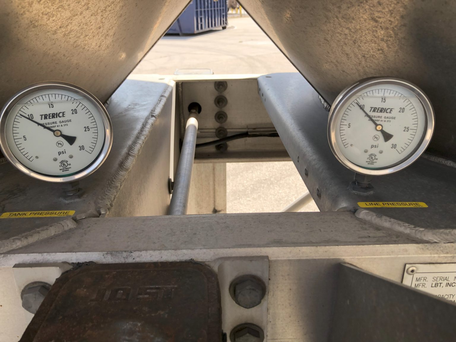 The best way to unload a pneumatic trailer - Epic trucking
