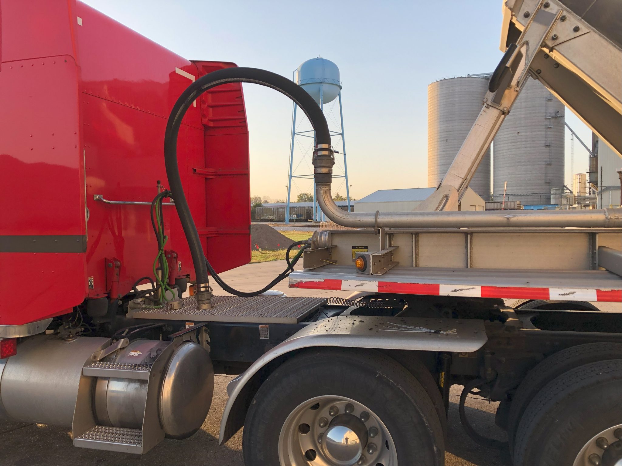 The best way to unload a pneumatic trailer - Epic trucking
