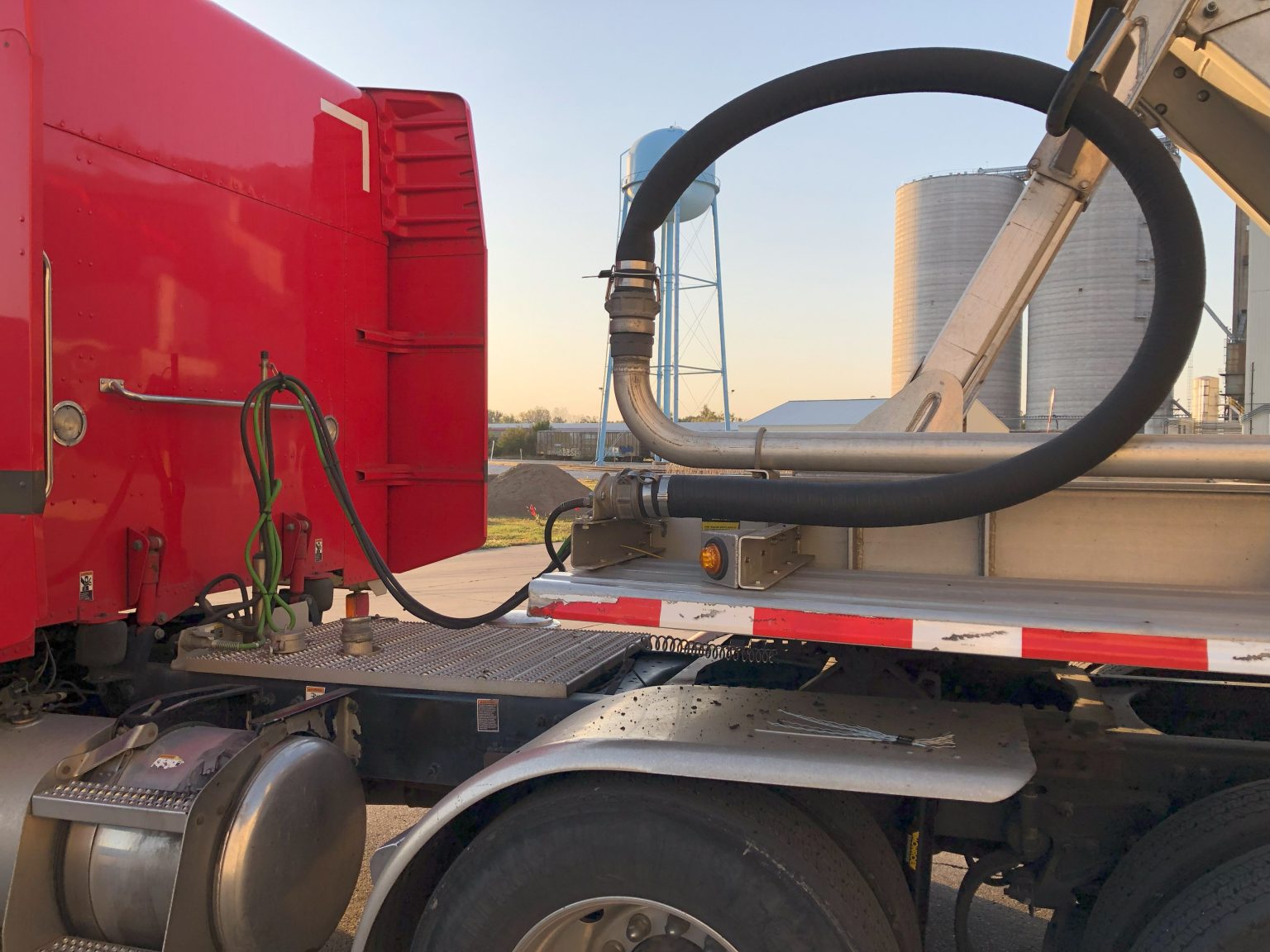 The best way to unload a pneumatic trailer - Epic trucking